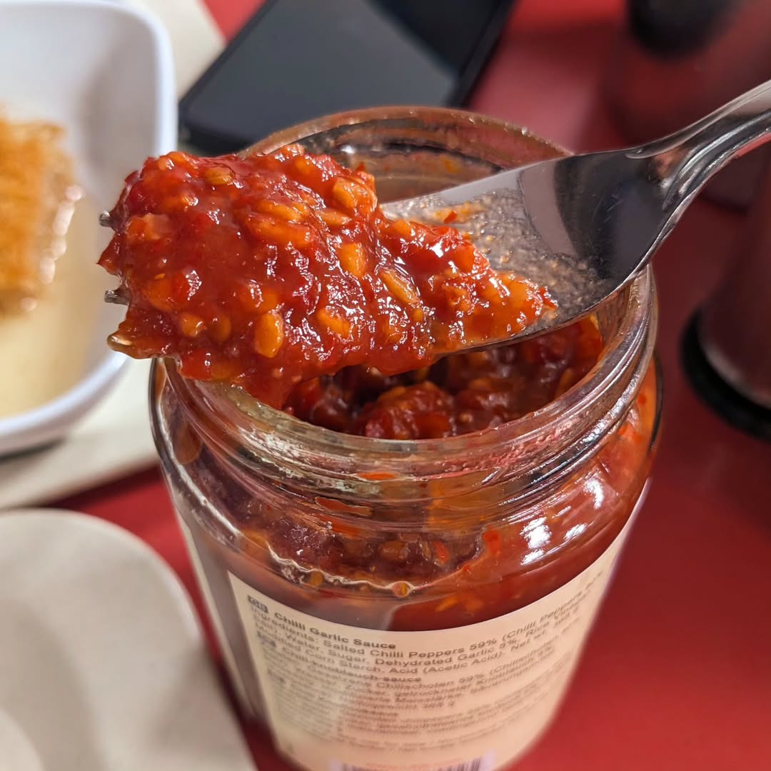 Lee Kum Kee Sarımsaklı Acı Biber Sosu - Acı Sos Mahzeni