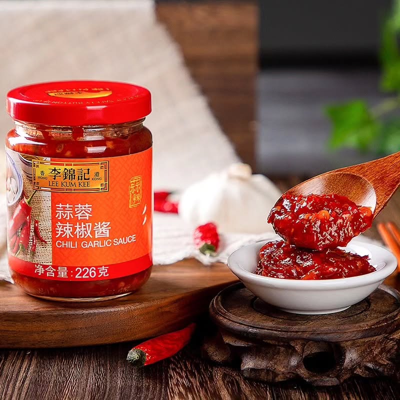 Lee Kum Kee Sarımsaklı Acı Biber Sosu - Acı Sos Mahzeni